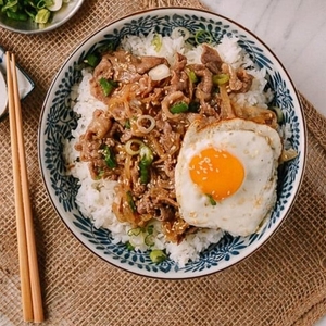 Gyudon (Japanese Beef & Rice Bowls)